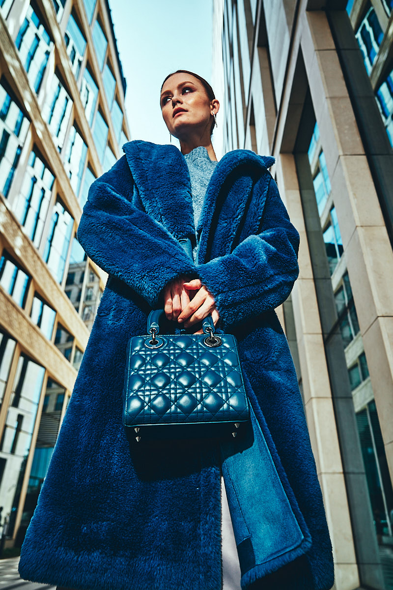Зима в большом городе в шерстяной тедди шубке бренда Vira Plotnikova — MODA.RU